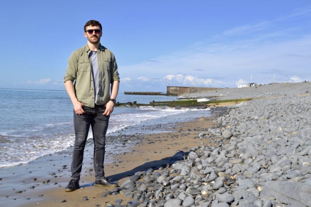 Sengl newydd Bwca’n gofyn ‘Pwy Sy’n Byw’n y Parrog?’ – Y Selar